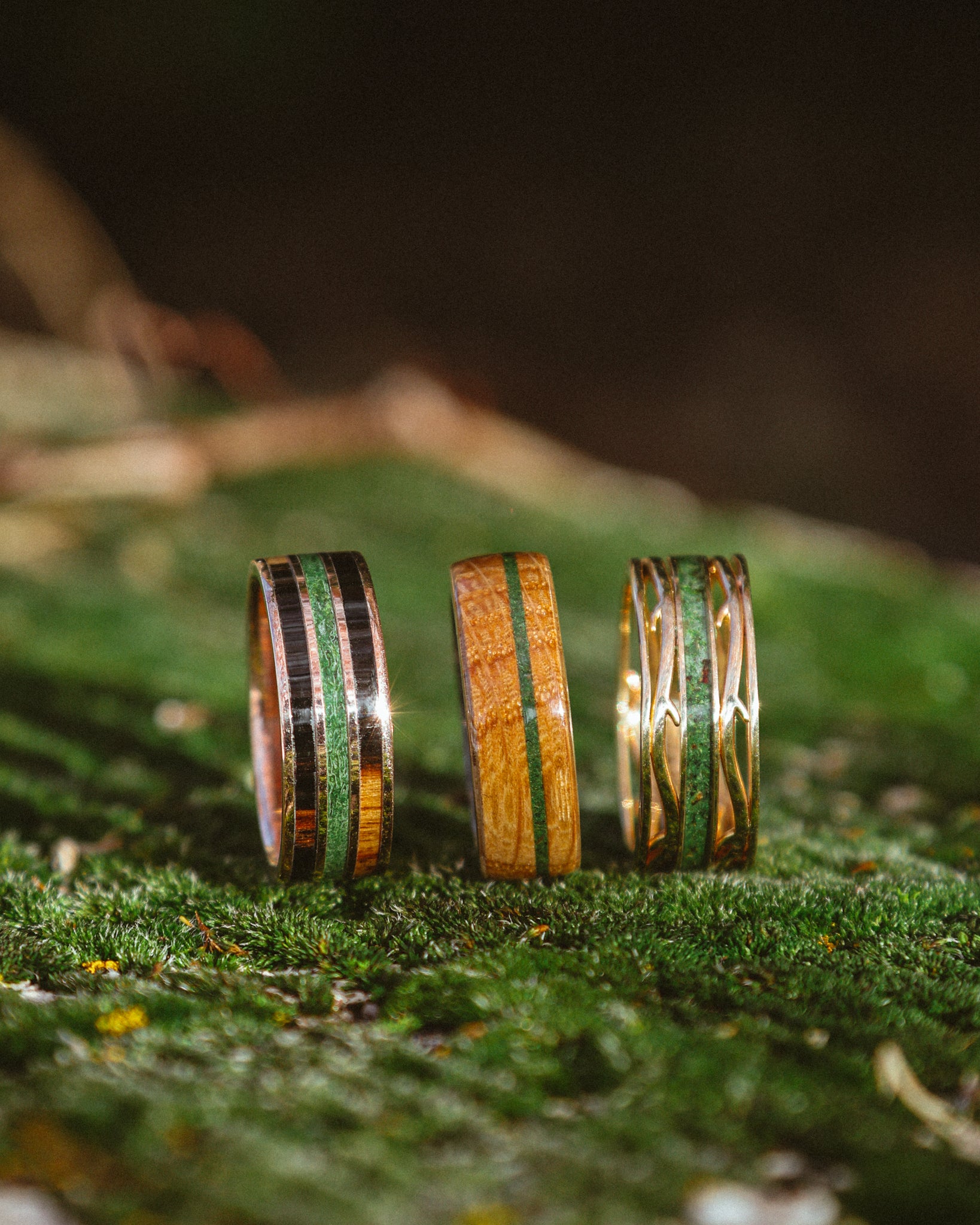 MEN'S "ARTEMIS" - MOSS WEDDING RING FEATURING A 14K GOLD BAND