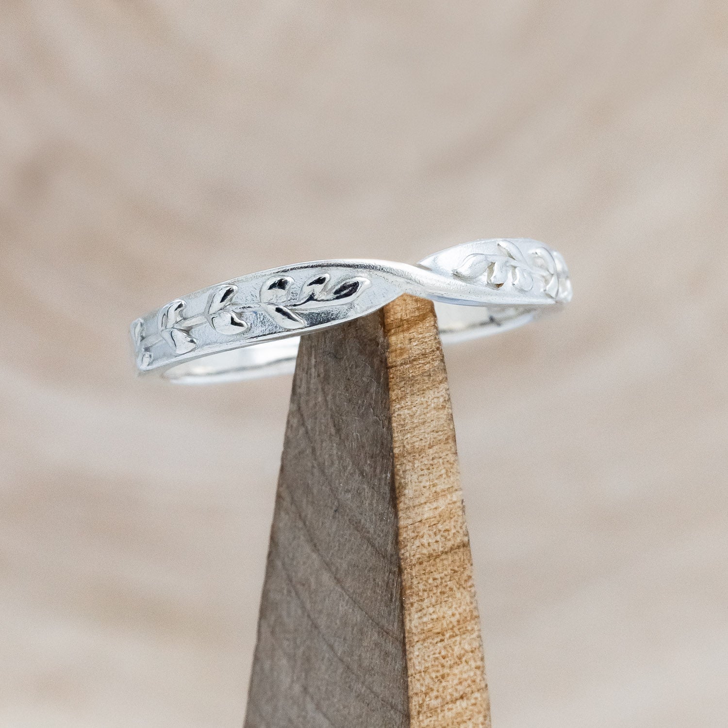 TWISTED LEAF STACKING BAND