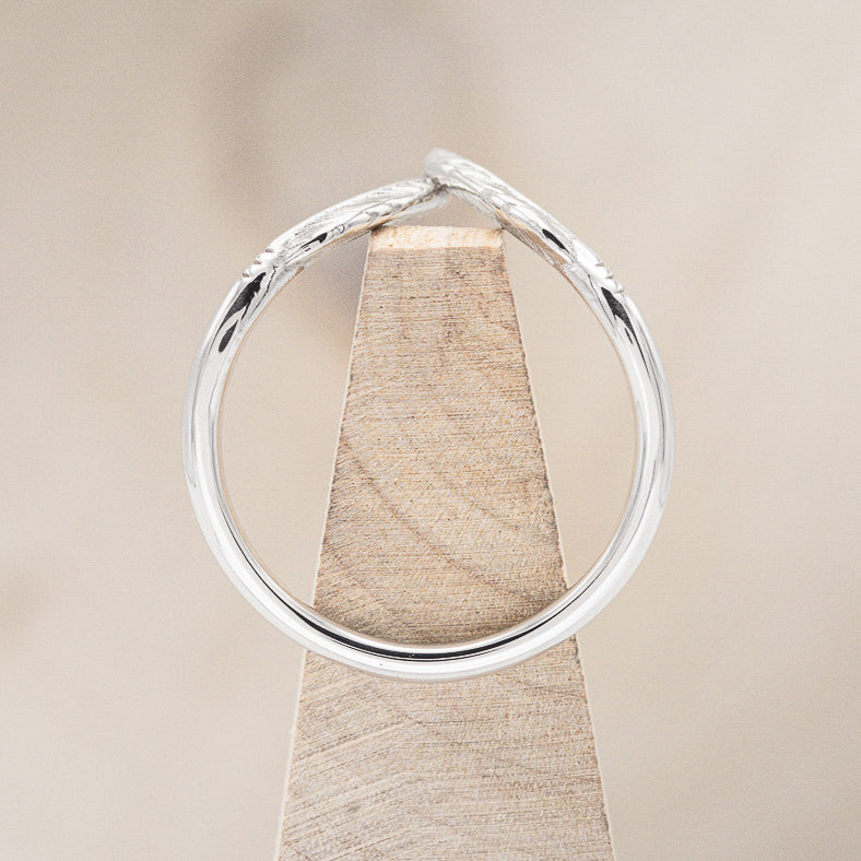 "FALA" - FEATHER ACCENTED TRACER WEDDING BAND