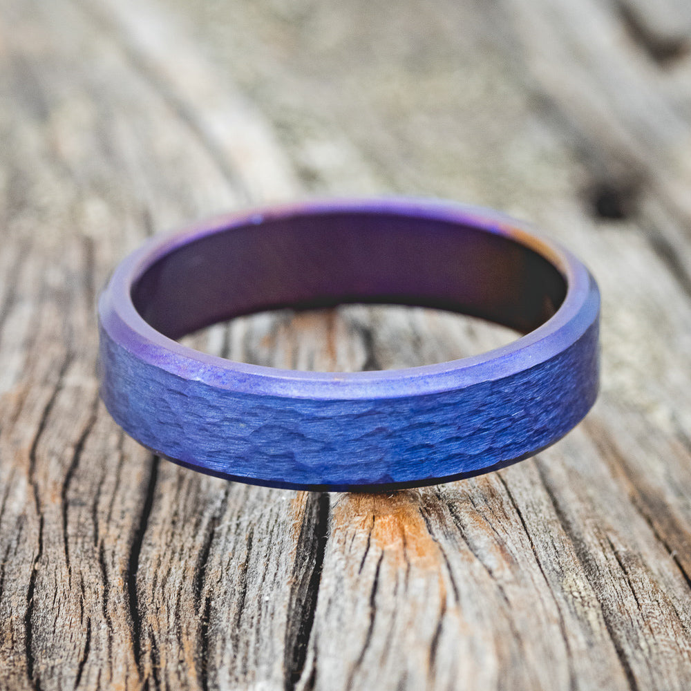 FIRE-TREATED TITANIUM WEDDING BAND WITH HAMMERED FINISH