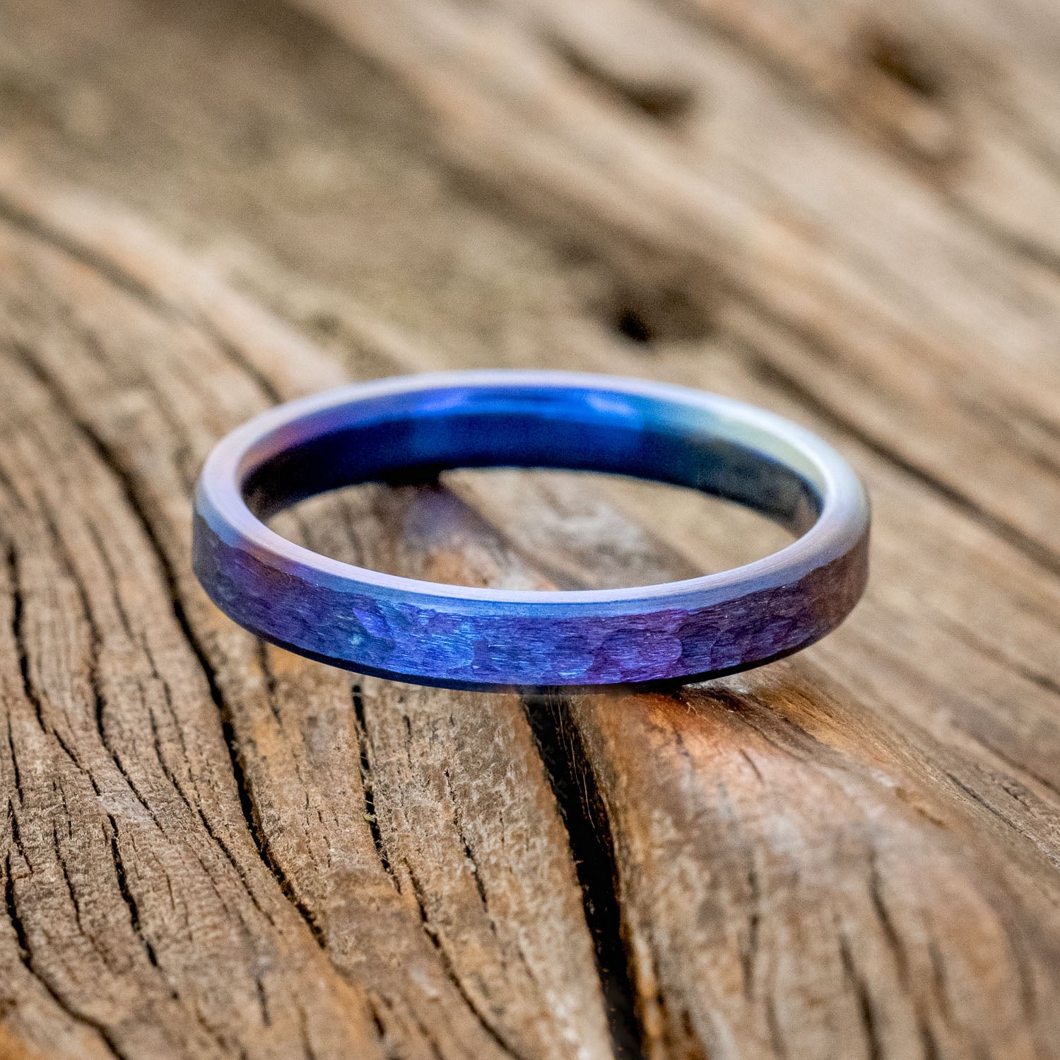 FIRE-TREATED TITANIUM WEDDING BAND WITH HAMMERED FINISH
